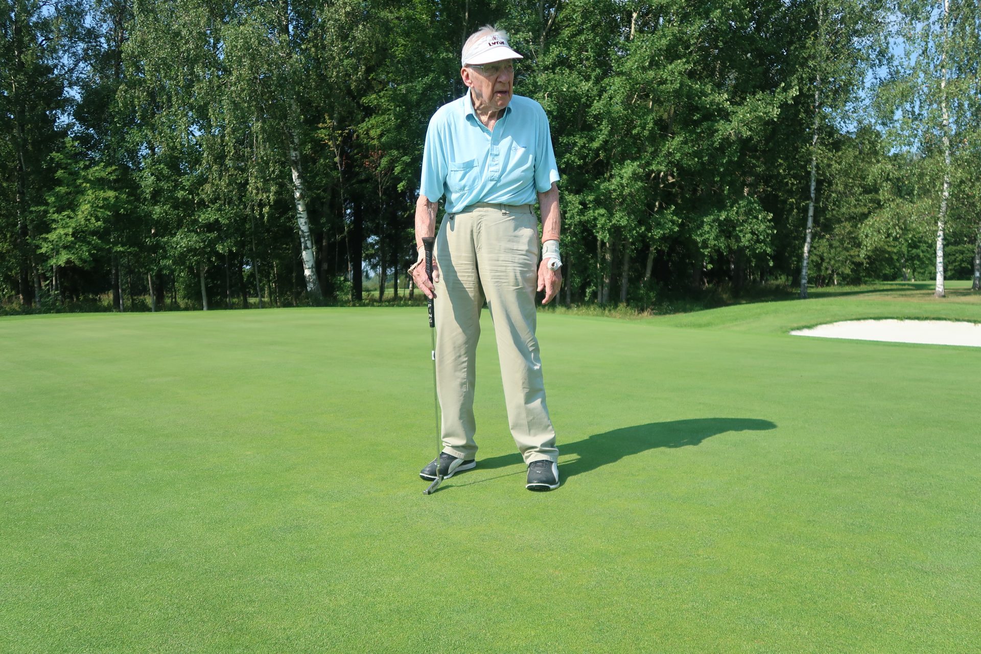 97-vuotiaan golfarin peli kulkee ja ajatus toimii kuin partaveitsi ...